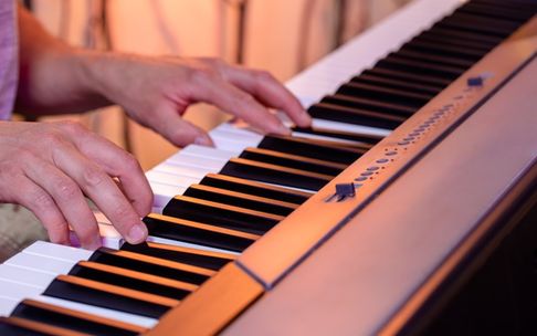 Learn How To Play Keyboard By Online Music Classes